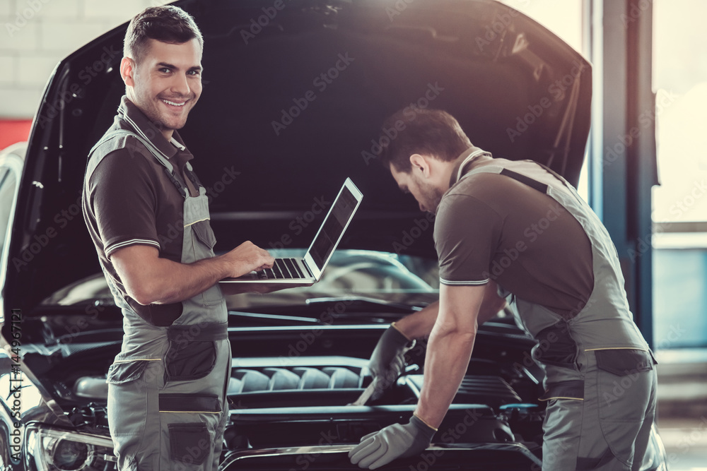 Handsome auto service workers Stock 写真 | Adobe Stock
