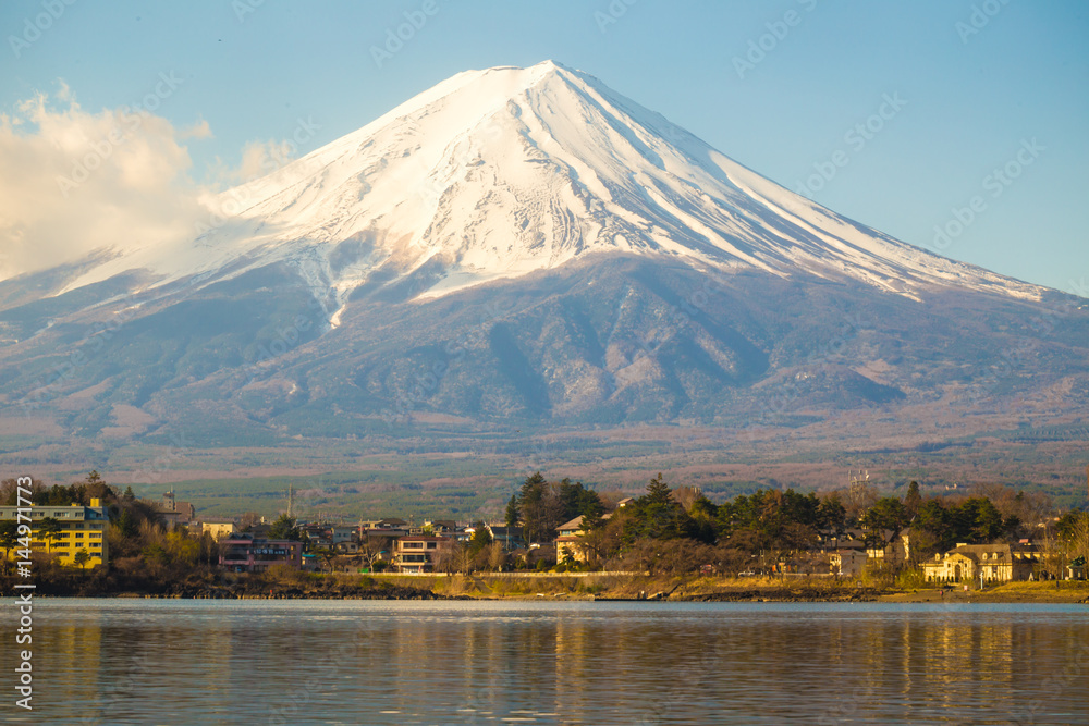 Foto de Mount fuji san at Lake kawaguchiko close up on top view with ...