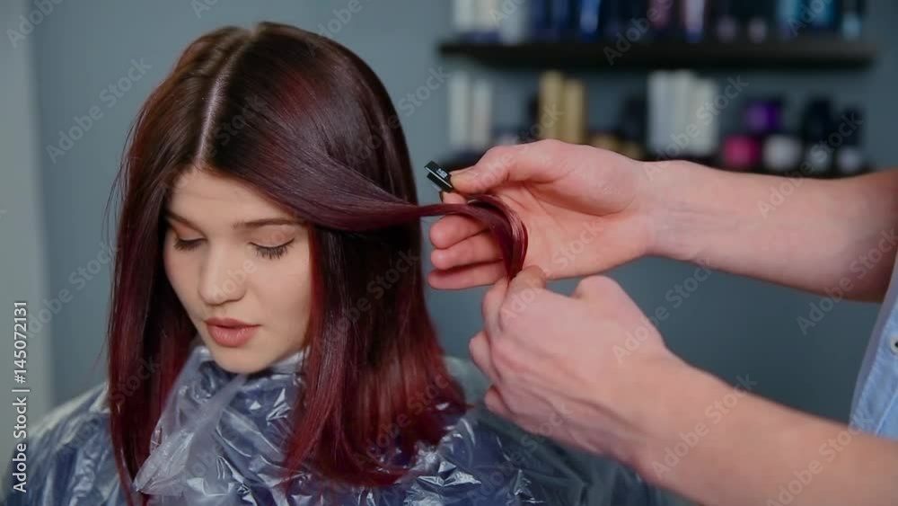 Vidéo Stock The color palette, and choose the hair color. Hairdresser ...