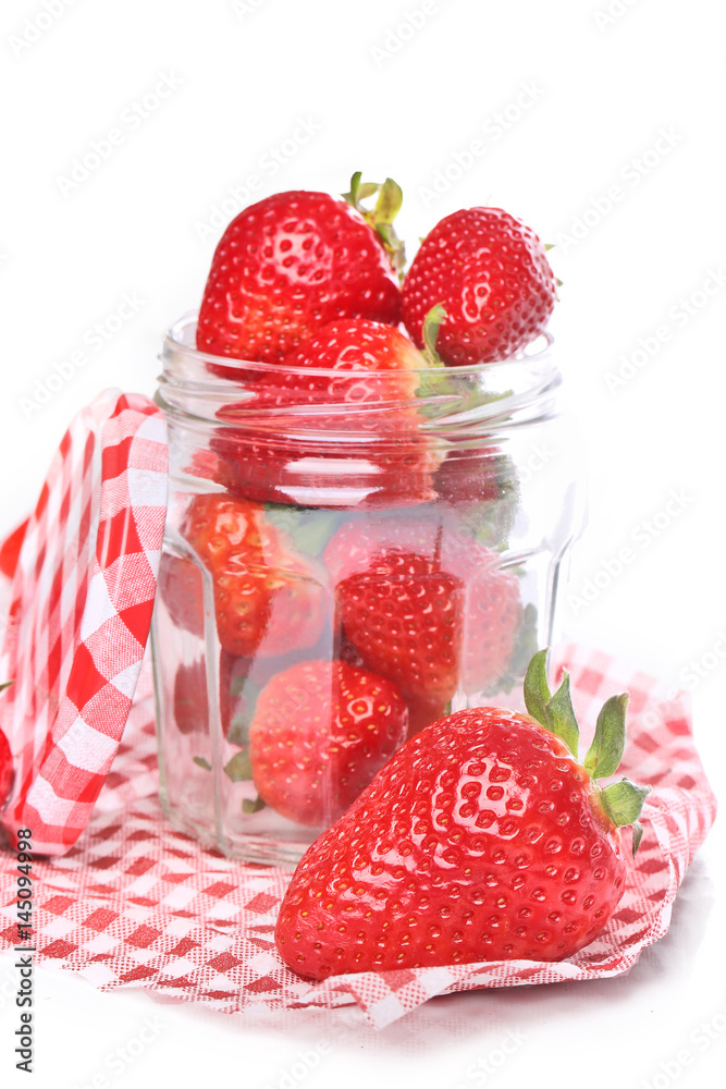 pot de fraises sur fond blanc Photos | Adobe Stock