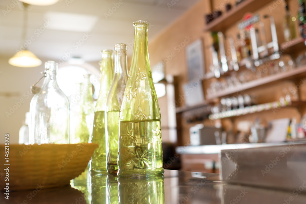 bar brasserie bouteille comptoir verre eau boire boisson café ...