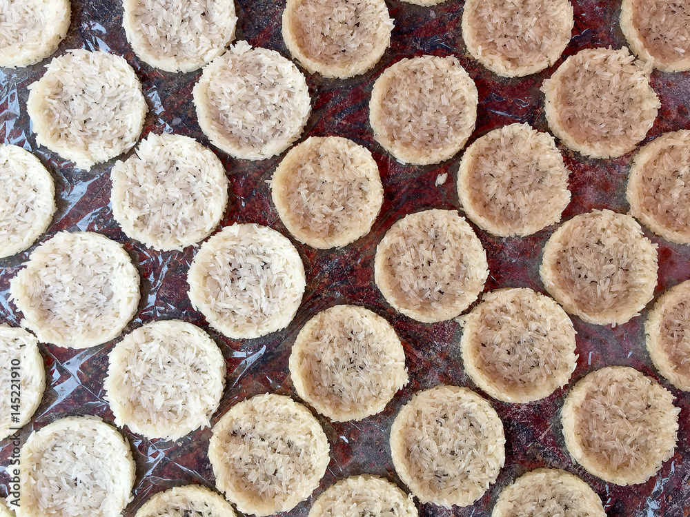 Cooking Fried rice candies with sun light, Pattern of Thai Crispy Rice ...