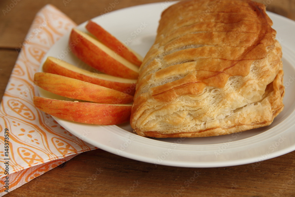 Apfeltasche auf Teller mit Apfelspalten Stock-Foto | Adobe Stock