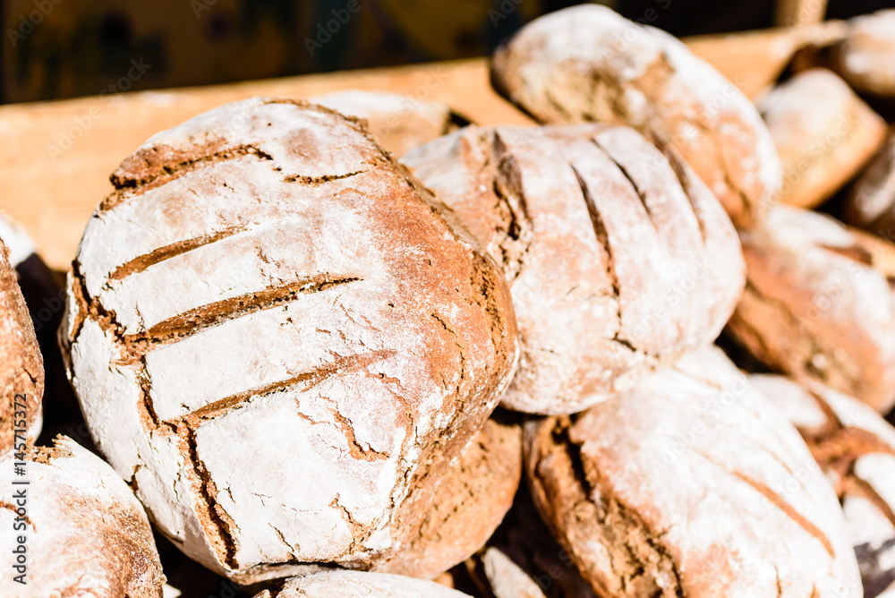 Foto de Pile with newly stone oven baked loafs of sourdough breads with ...