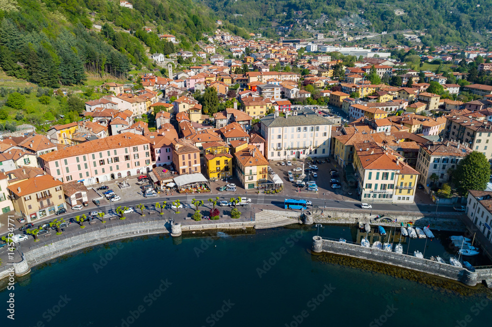 Foto Stock Dongo - Lago di Como (IT) - Vista aerea panoramica del ...