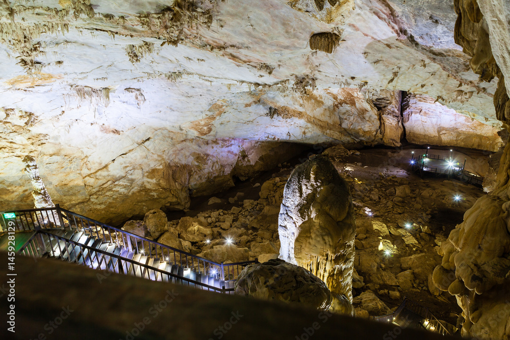 Inside Paradise Cave (Thien Duong Cave), Ke Bang National Park, Phong ...
