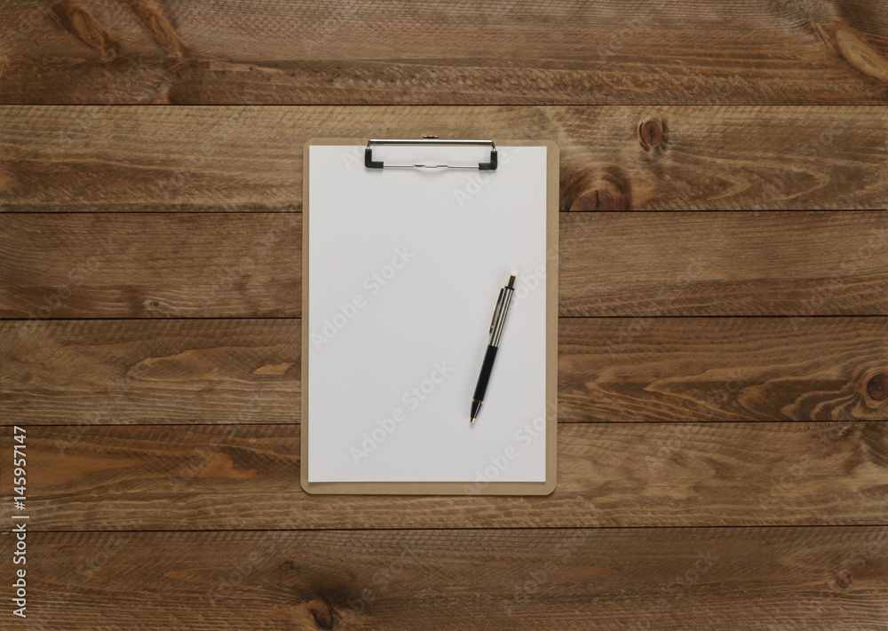 Tabla portadocumentos con hojas en blanco Stock Photo | Adobe Stock