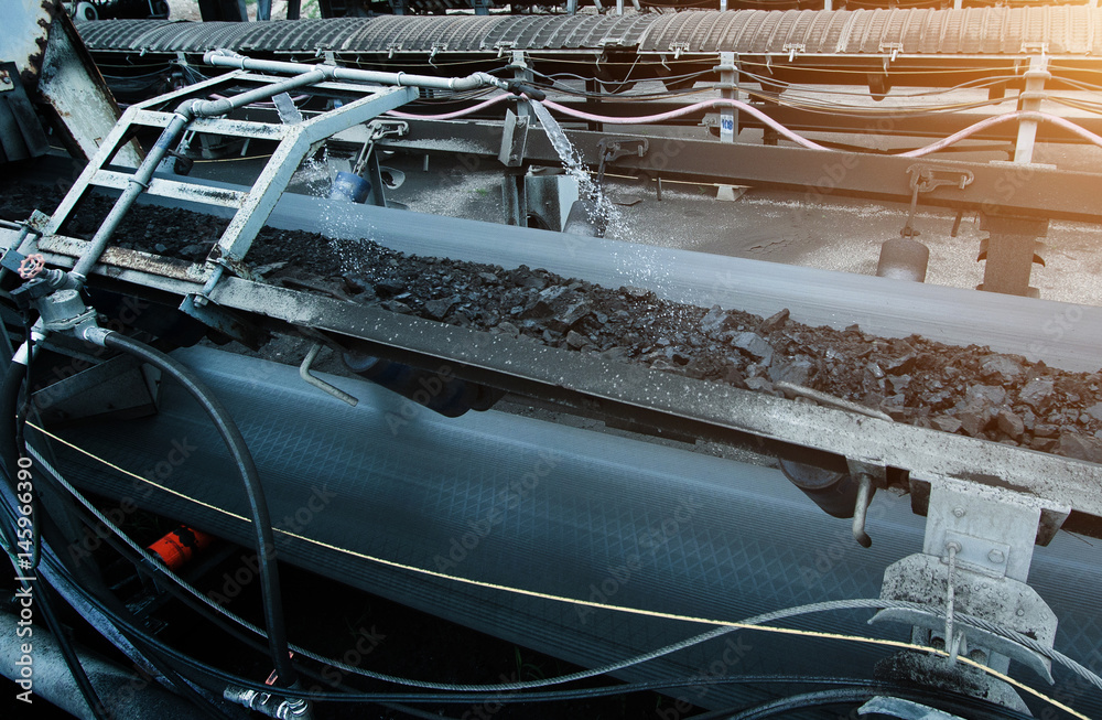 Water injection system to reduce dust and spray to reduce dust in the ...