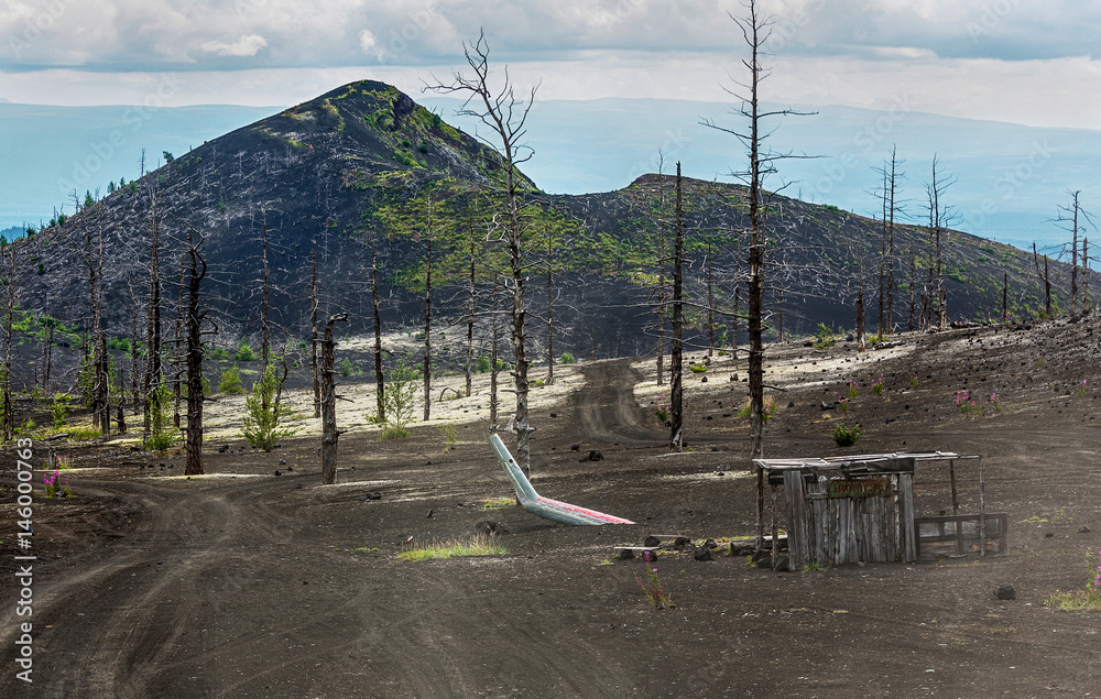 The ruins of the base of volcanologists and strewn with ashes ...