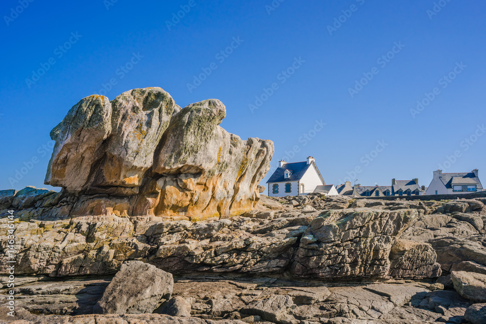 Les Rochers de Saint-Guénolé près de Penmarc'h avec une petite Maison ...