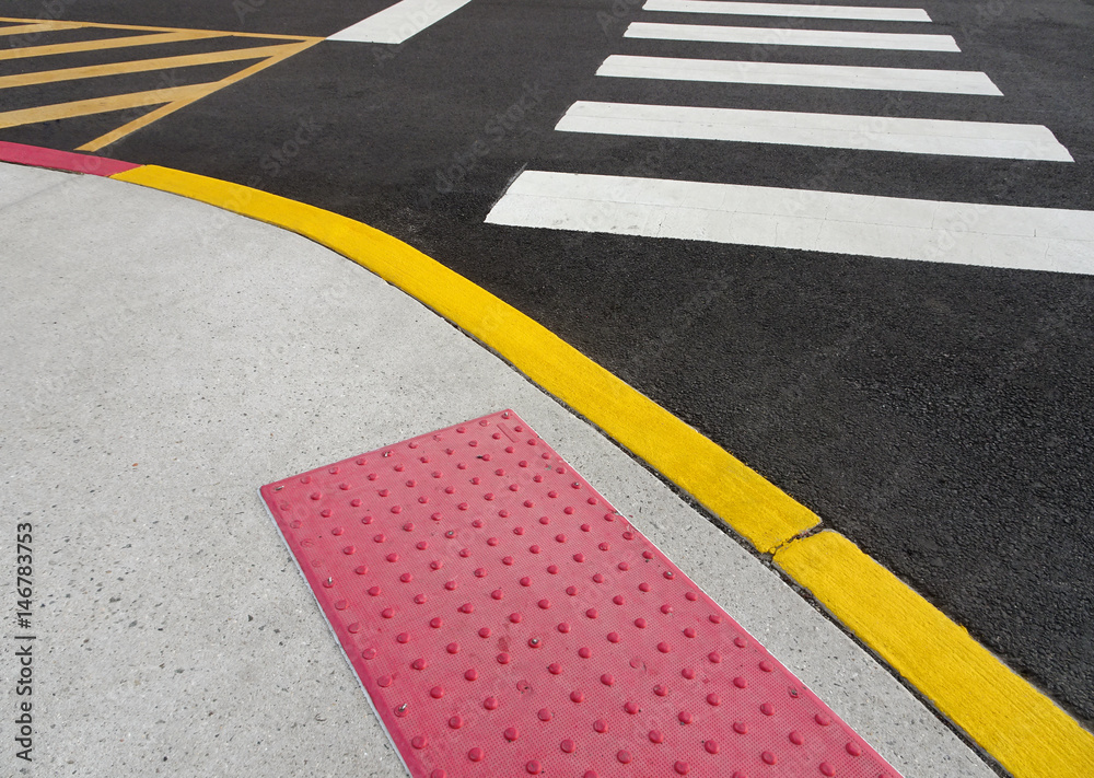 painted curb and crosswalk markings foto de Stock | Adobe Stock