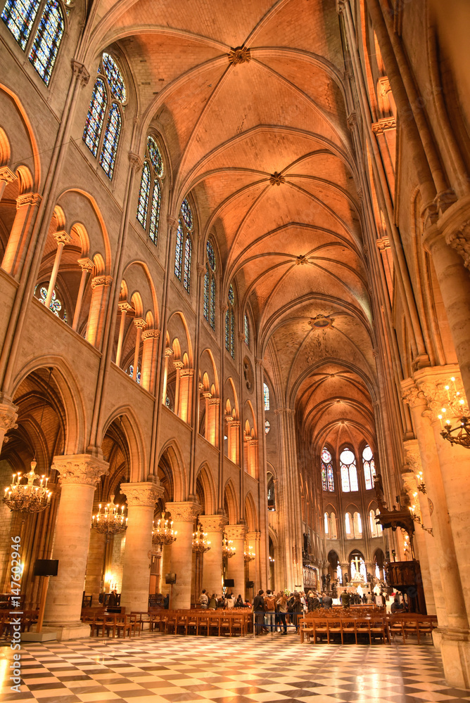 Nef centrale de la cathédrale Notre-Dame à Paris, France Stock Photo ...