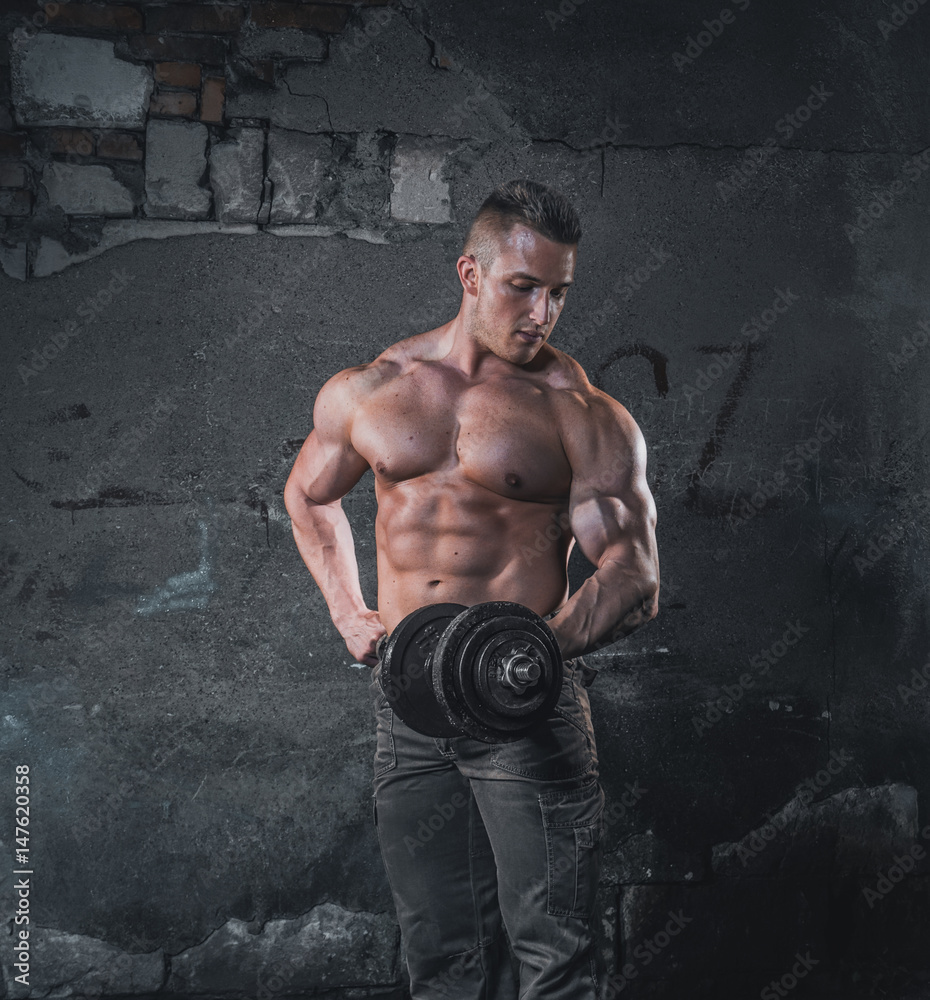 Poster Bodybuilder with weight – Wall Art | UkPosters