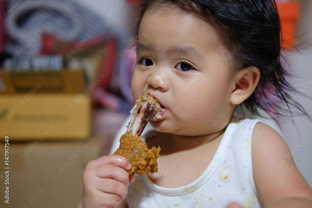 Cute baby girl ,close-up little asian girl eating fried chicken foto de ...