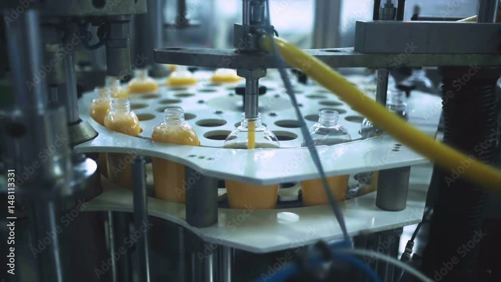 Video „Packaging machine / process of packaging liquid soap in a modern ...