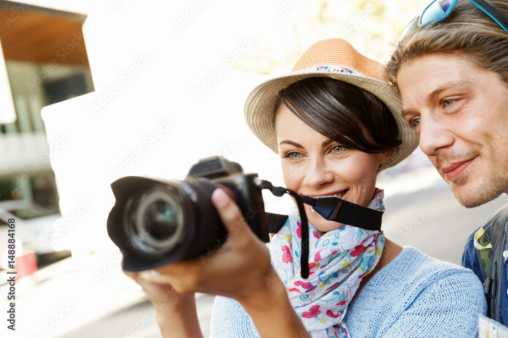 Foto de Smiling couple with the camera do Stock | Adobe Stock