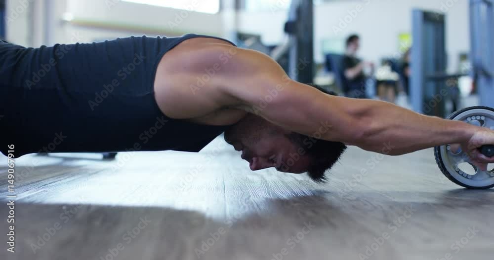 Video „Guy bodybuilder in the gym, works with a barbell, bench press ...
