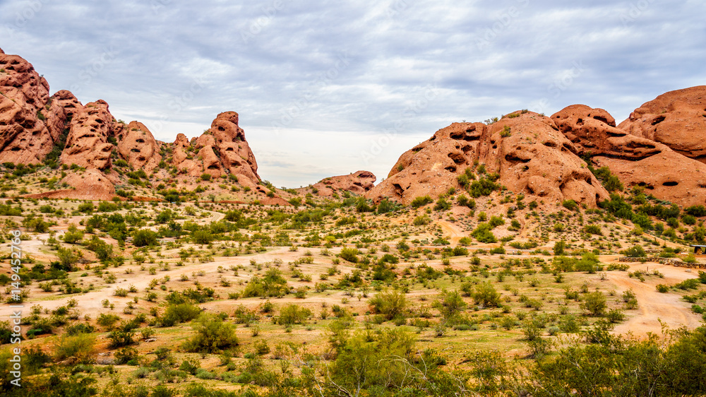 Foto de The red sandstone buttes of Papago Park, with its many caves ...