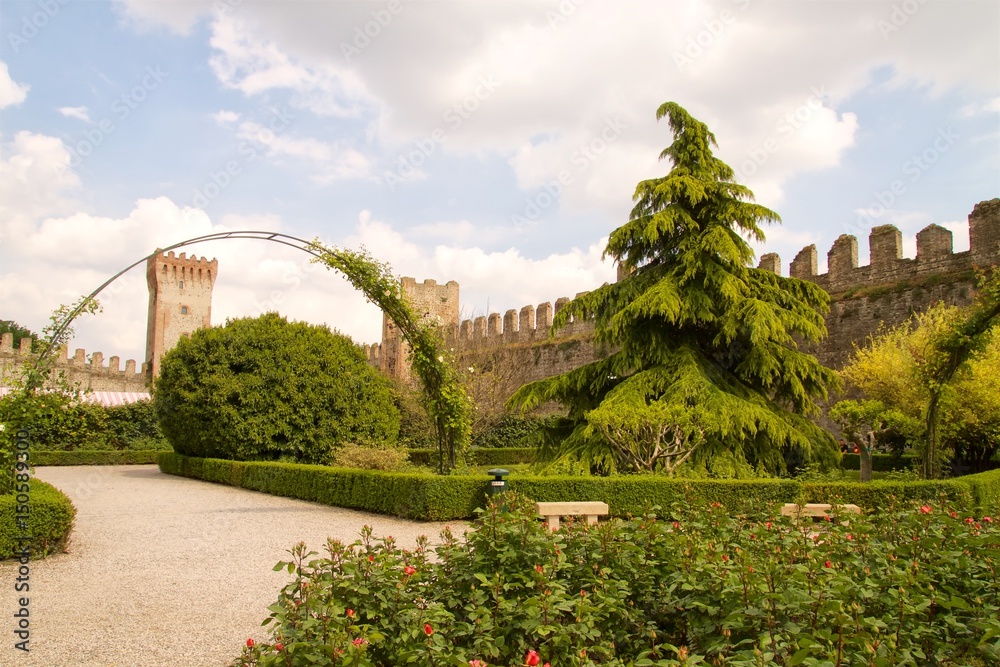 Castello di Este , Padova , italia - Giardini interni Stock Photo ...