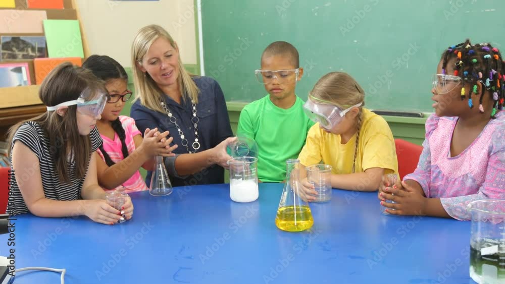 Teacher and students doing science experiment in school classroom vídeo ...