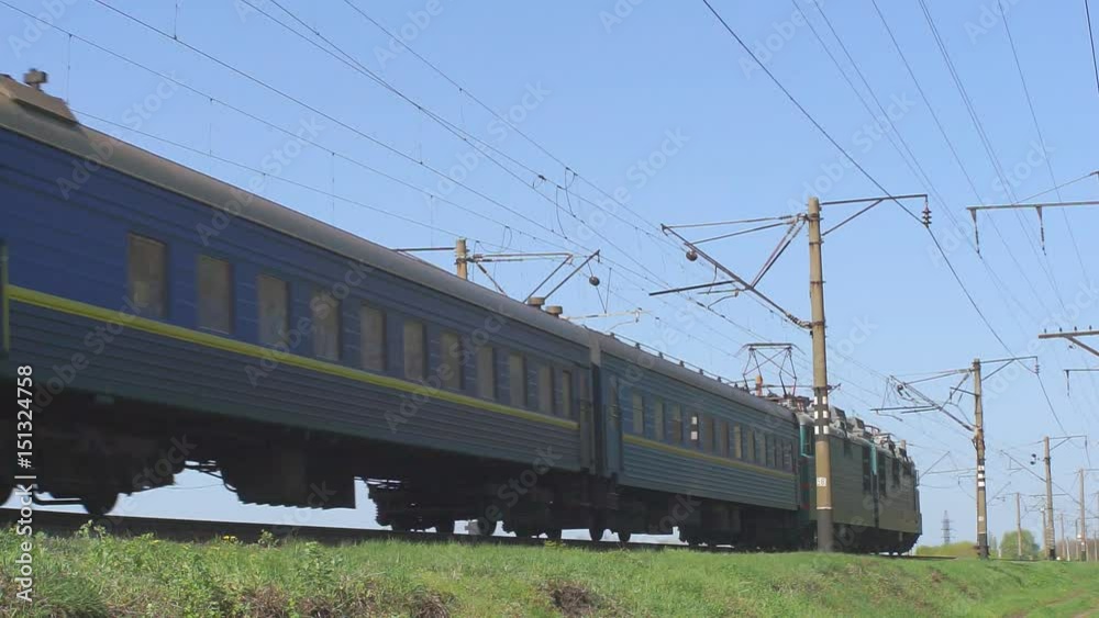 Vidéo Stock Cargo Train Pulls Cargo train with wagons, a Train pulls ...