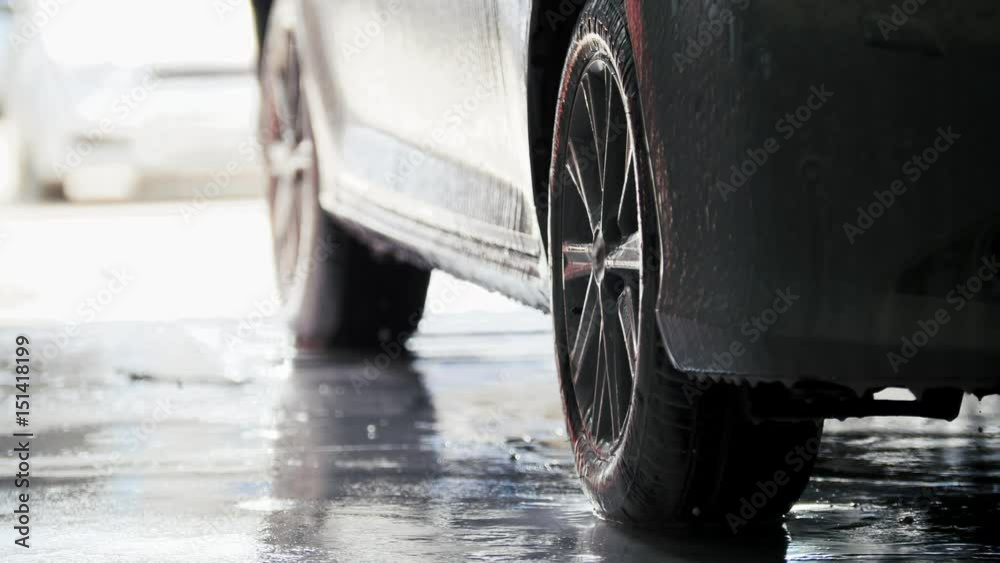 Washing body of the business class car in the suds by water hoses vídeo ...