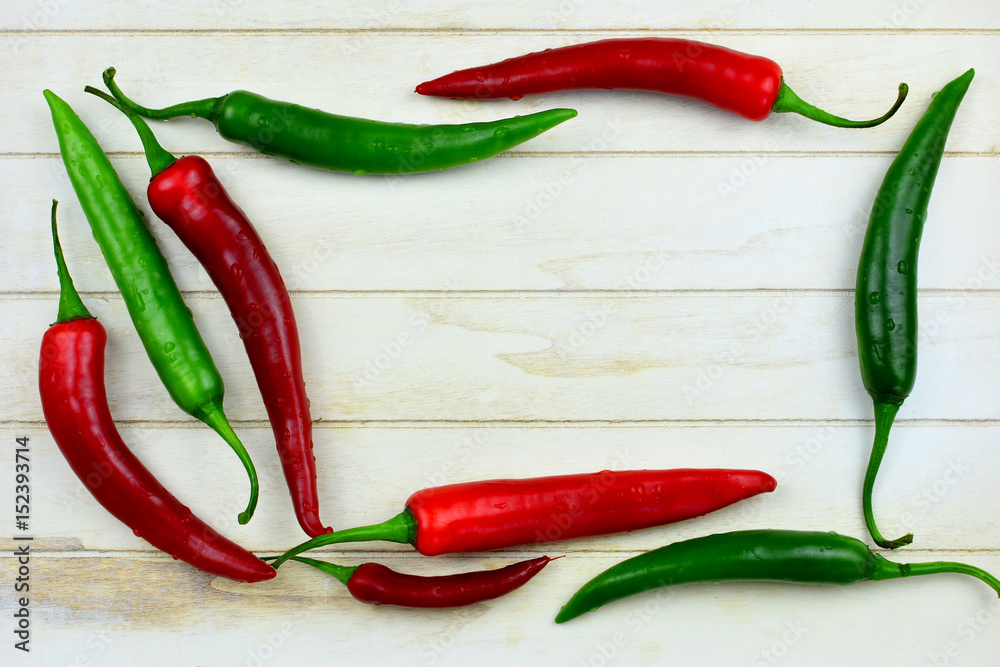 Rote und grüne Peperoni am Holztisch mit Textfreifeld Stock Photo ...