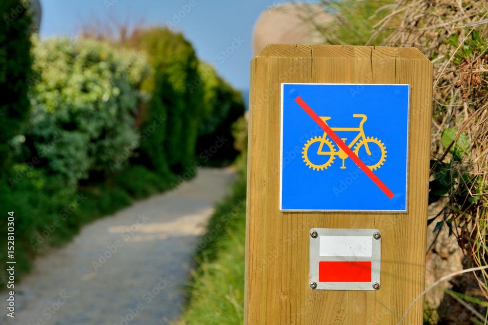 Panneau indicateur du sentier de grande randonnée Photos | Adobe Stock