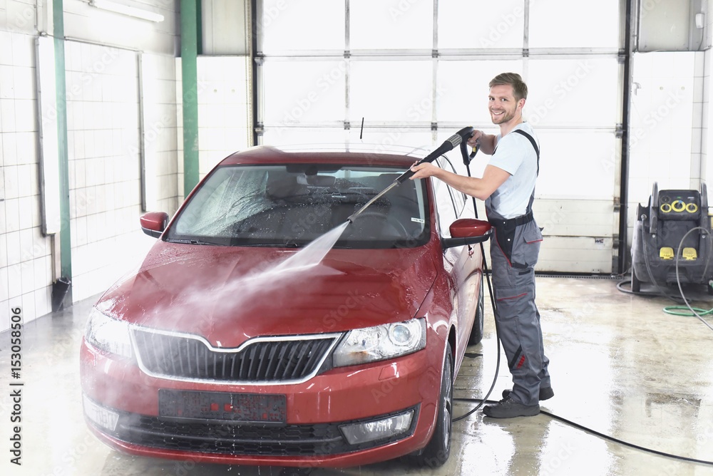 Man cleaning car at car wash Stock-Foto | Adobe Stock