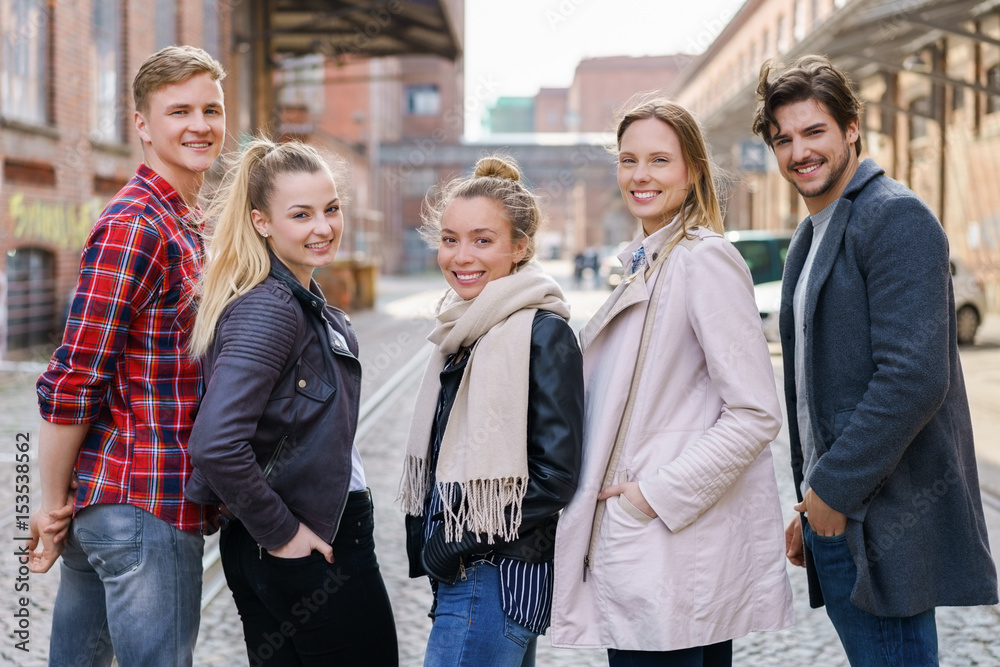 freunde treffen sich in der stadt und gehen aus Stock-Foto | Adobe Stock