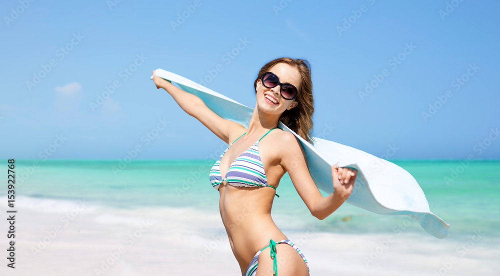Foto Stock woman in bikini and sunglasses with pareo on beach | Adobe Stock Foto Stock woman in bikini and sunglasses with pareo on beach | Adobe Stock