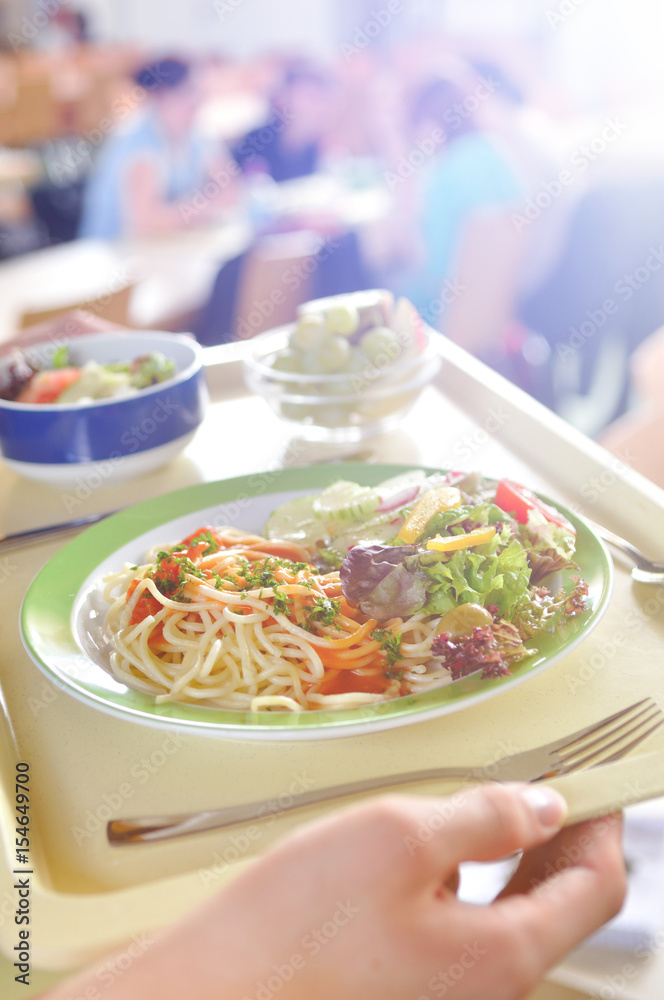 Tablet mit essen in einer Mensa bze. Kantine Stock-Foto | Adobe Stock