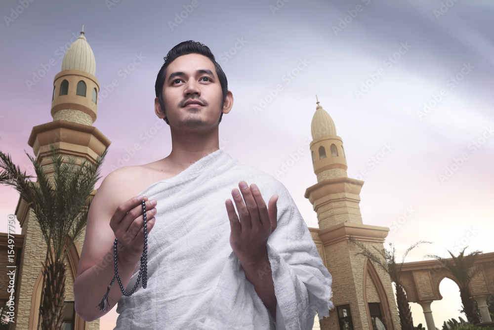 Young asian muslim man wearing ihram clothes Stock-Foto | Adobe Stock