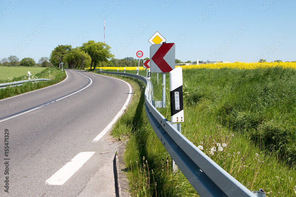 Scharfe Kurve ,Vorfahrtstraße,Landstraße auf der Insel Rügen Stock ...