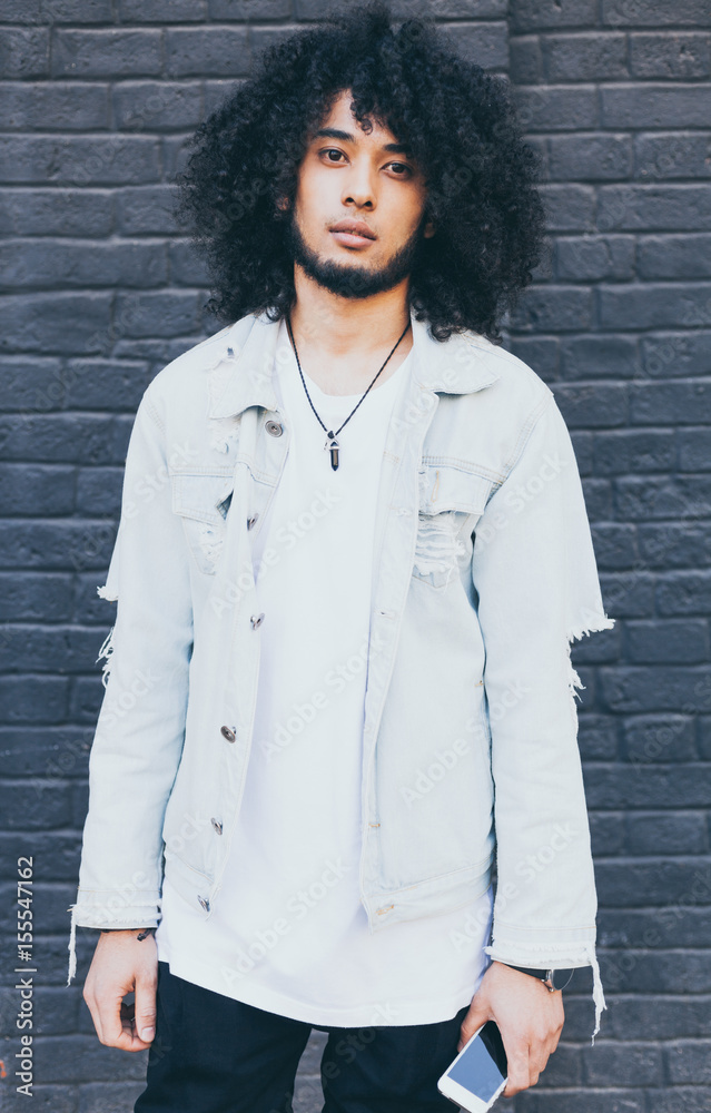 Foto de Portrait of handsome young black man with curly afro hair ...