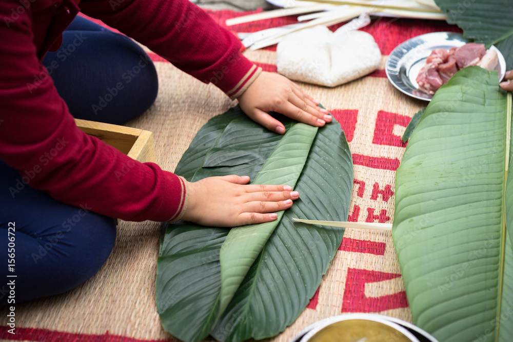 Foto Stock Child wear traditional dress Ao Dai learning to make Chung ...