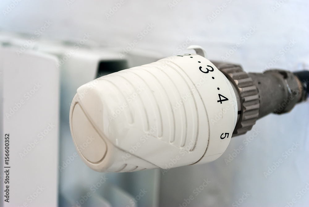 Termosifone a parete con regolatore Stock Photo | Adobe Stock