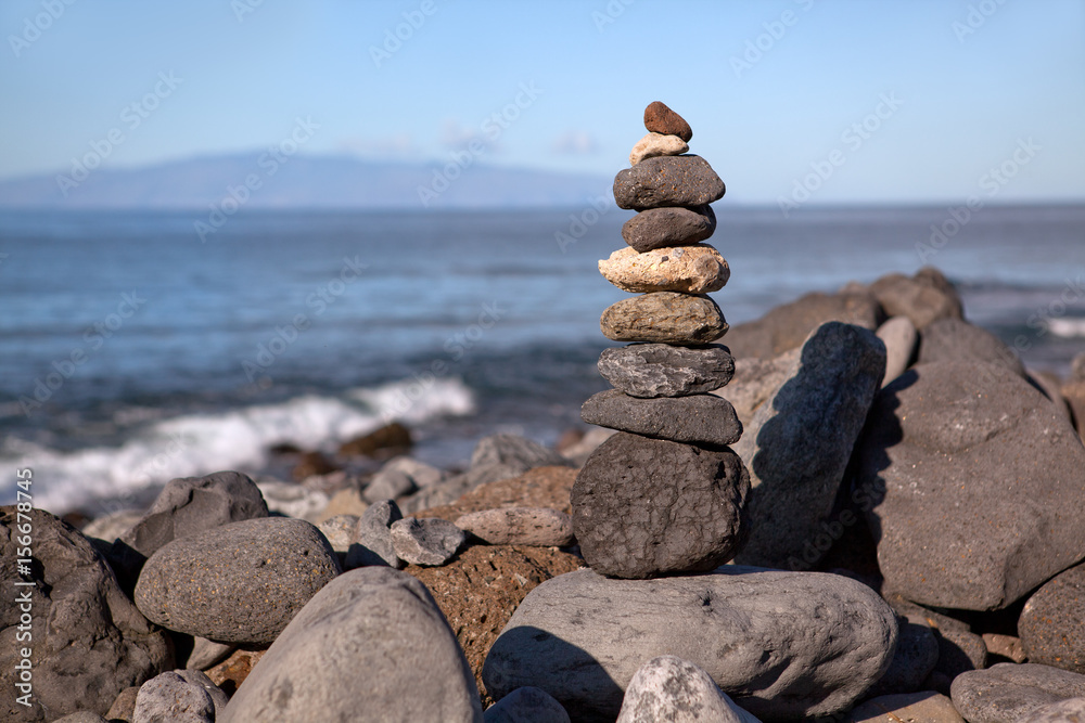 Пирамидка из камней на морском берегу. Stock-Foto | Adobe Stock