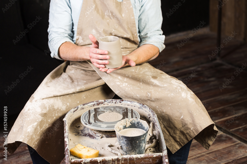 Foto de pottery, workshop, ceramics art concept - closeup on male hands ...