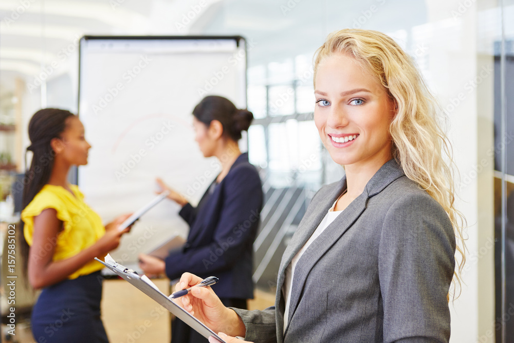 Frau als Berater beim Consulting Seminar Stock-Foto | Adobe Stock