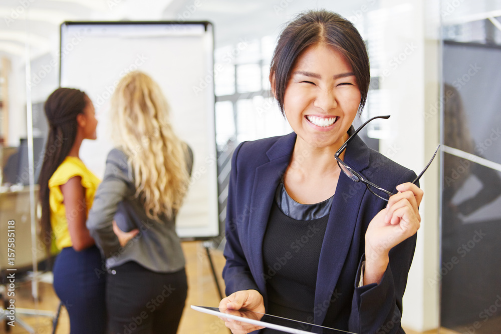 Geschäftsfrau freut sich über einen Erfolg Stock Photo | Adobe Stock