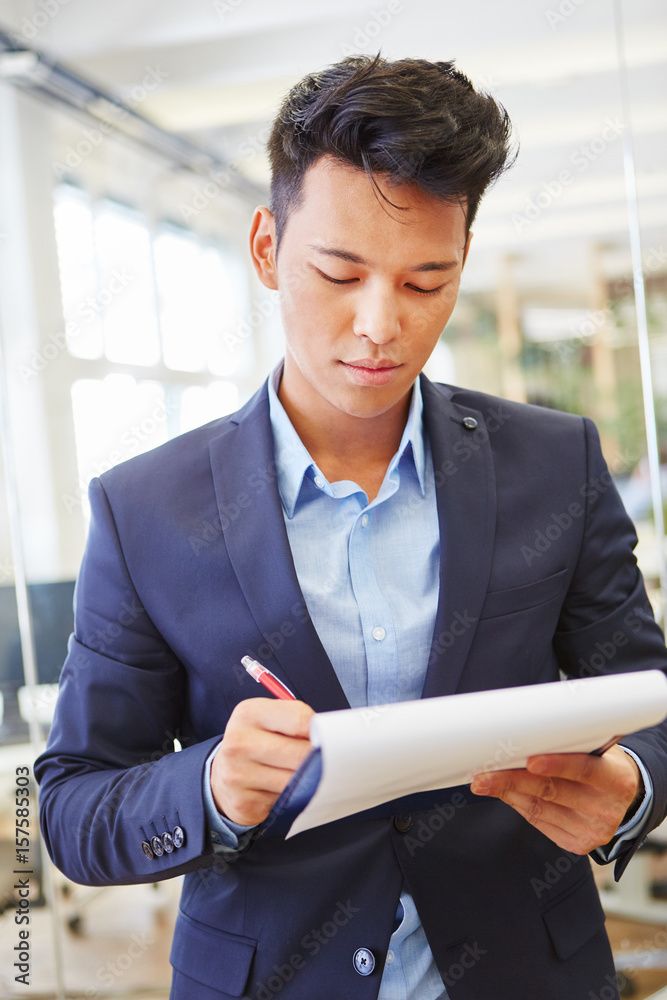 Berater schreibt in eine Checkliste Stock Photo | Adobe Stock