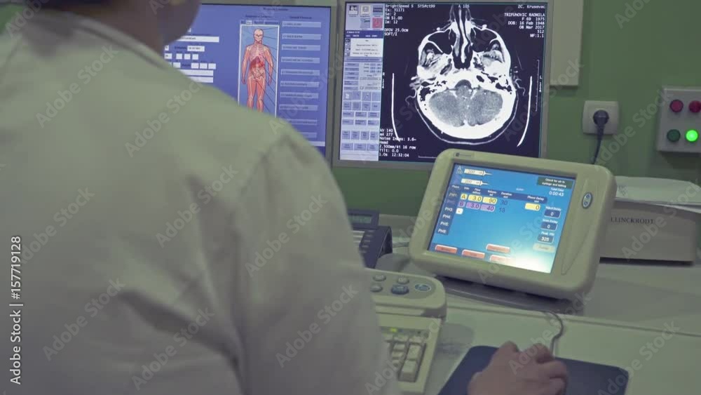 Vidéo Stock Radiology technician using modern digital equipment for ...