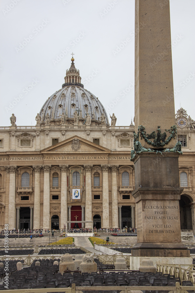 Foto de A view at the obelisk and dome of the Basilica di San Pietro in ...