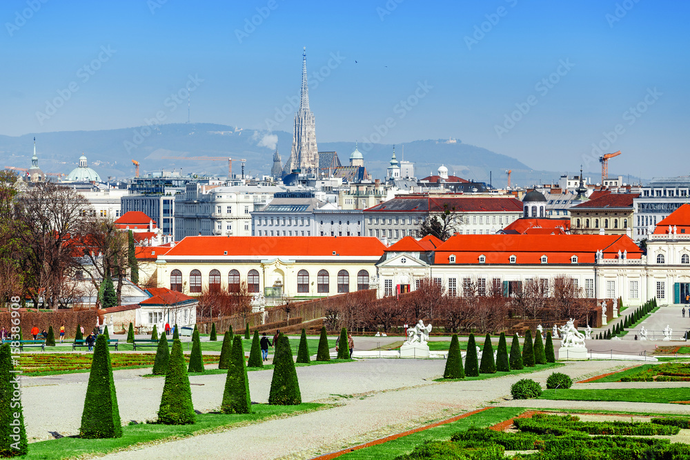 Panoramic view of the main tourist attractions of the city of Vienna ...