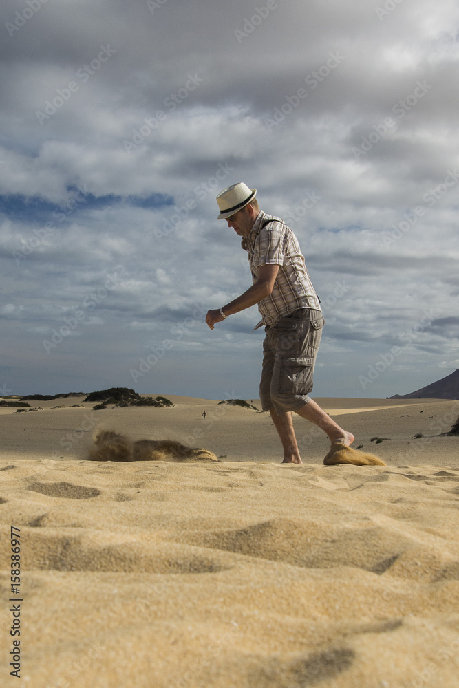 Foto de Deutscher Tourist im Urlaub am Strand do Stock | Adobe Stock