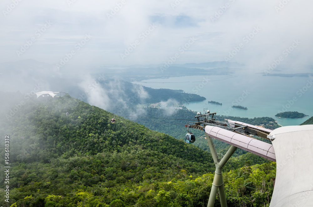 Foto de Langkawi Sky Bridge is a 125-metre curved pedestrian cable ...