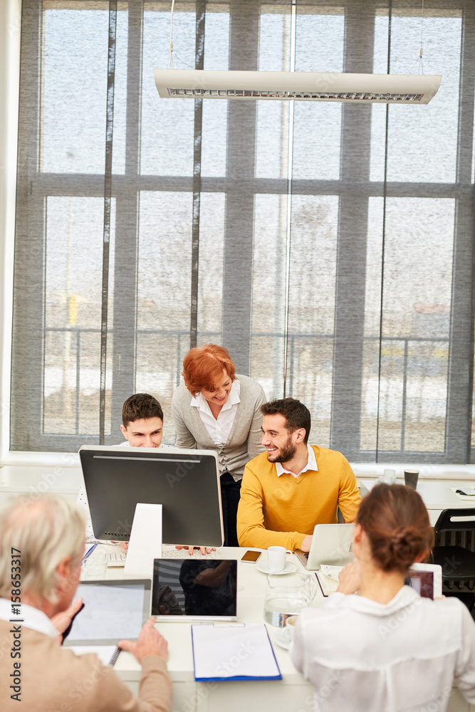 Team am PC im E-Learning Workshop Stock Photo | Adobe Stock