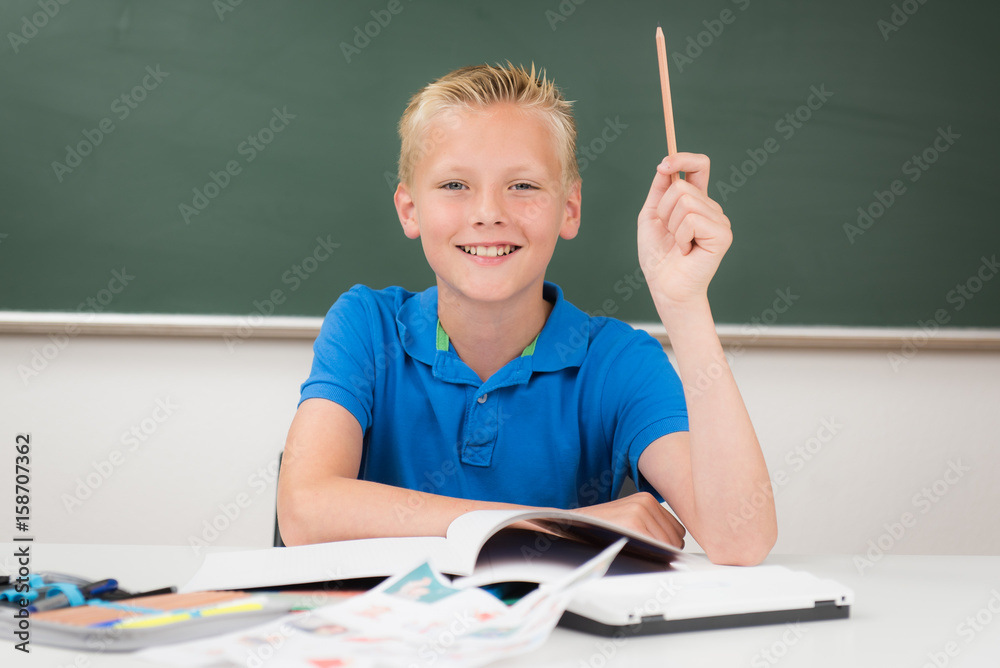 fleißiger schüler meldet sich im unterricht Stock Photo | Adobe Stock