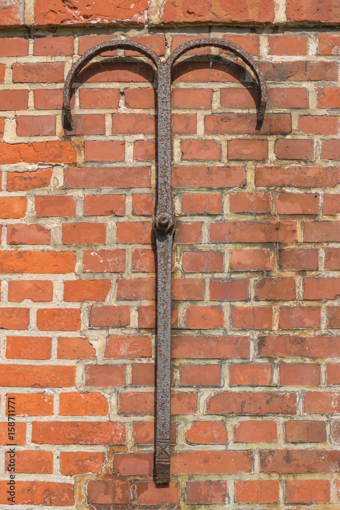 Maueranker an einer alten Backstein Fassade Stock Photo | Adobe Stock